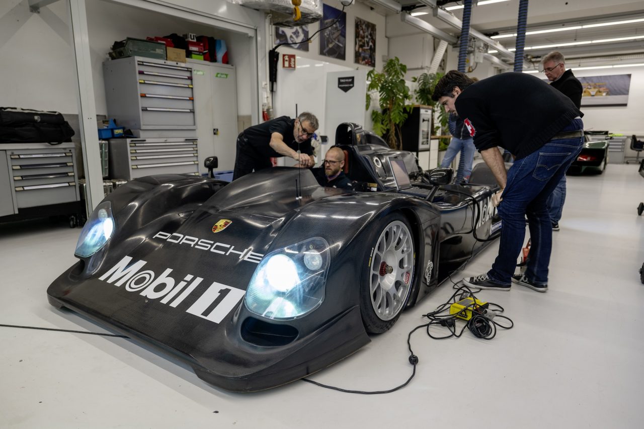 Porsche Revives Legendary LMP 2000 25 Years Later | AutoApp