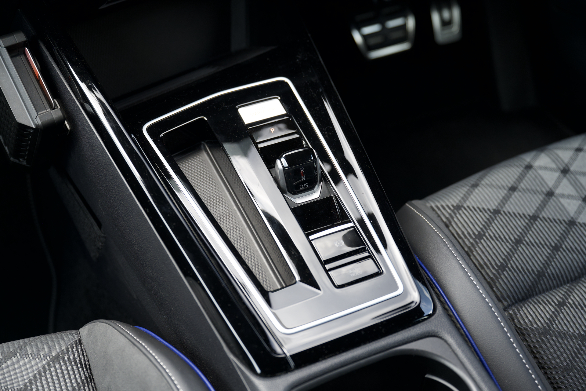 Volkswagen Golf R-Line Facelift Review | AutoApp